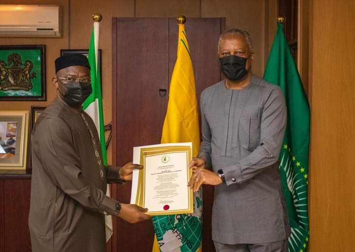 Buratai, Olonisakin appointed Nigerian Ambassadors to Republic of Benin ...