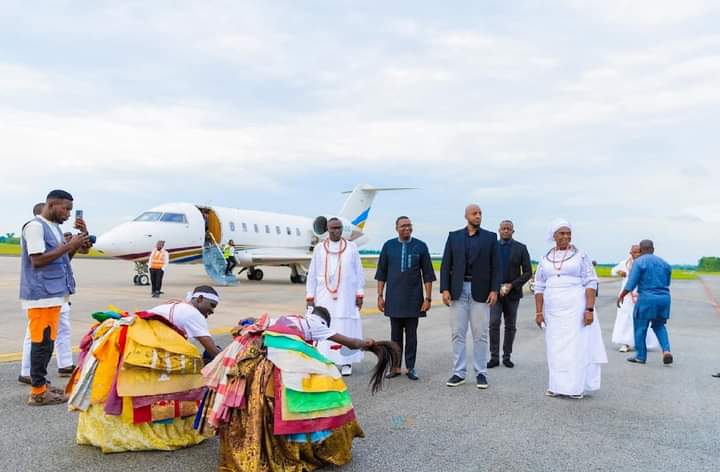PHOTO NEWS: Cuĺtures meet as Ugandan king visits Nigeria's Olu of Warri ...
